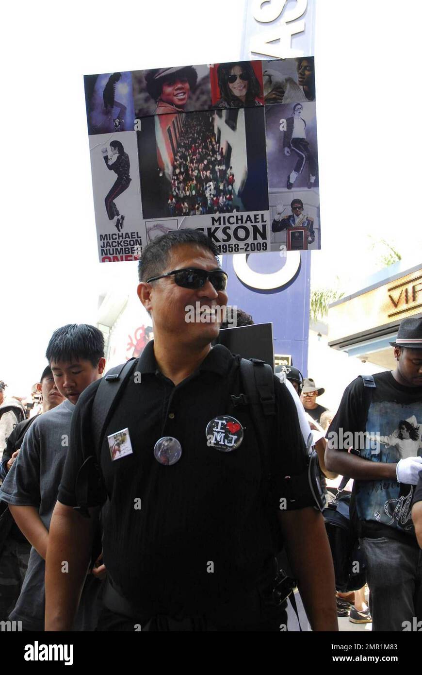 Fans show their love for Michael Jackson outside the Staples Center ...