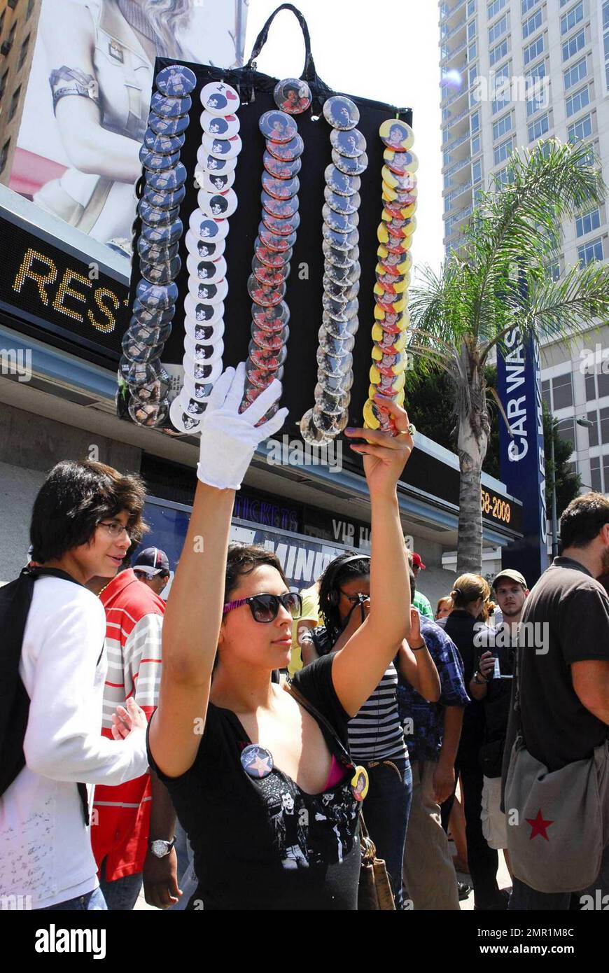 Fans show their love for Michael Jackson outside the Staples Center ...