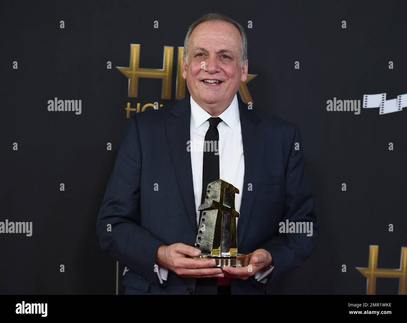 Joe Letteri poses with the "Hollywood visual effects award" for "War ...