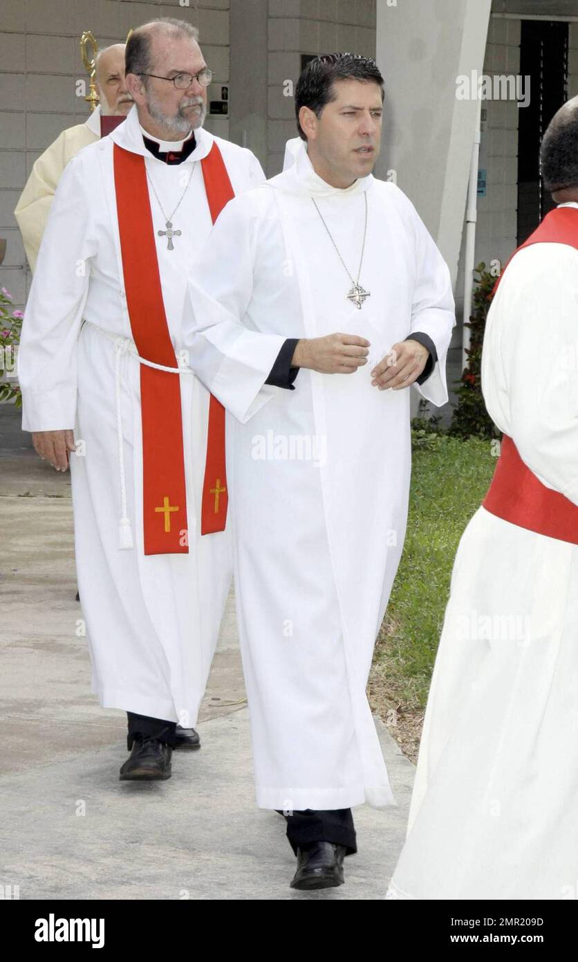 Father Alberto Cutie is greeted by crowds outside the Episcopal Church ...