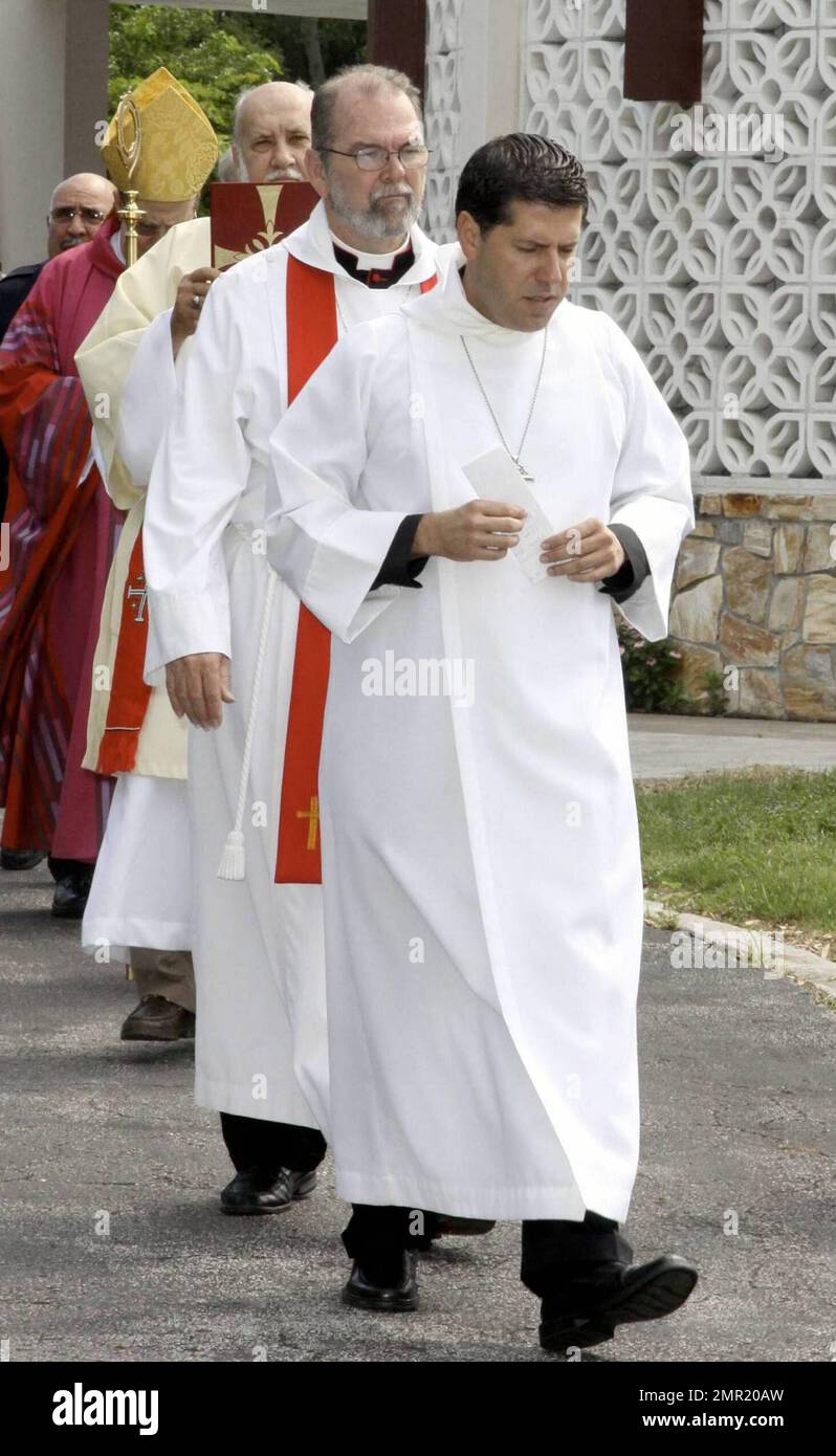 Father Alberto Cutie is greeted by crowds outside the Episcopal Church ...