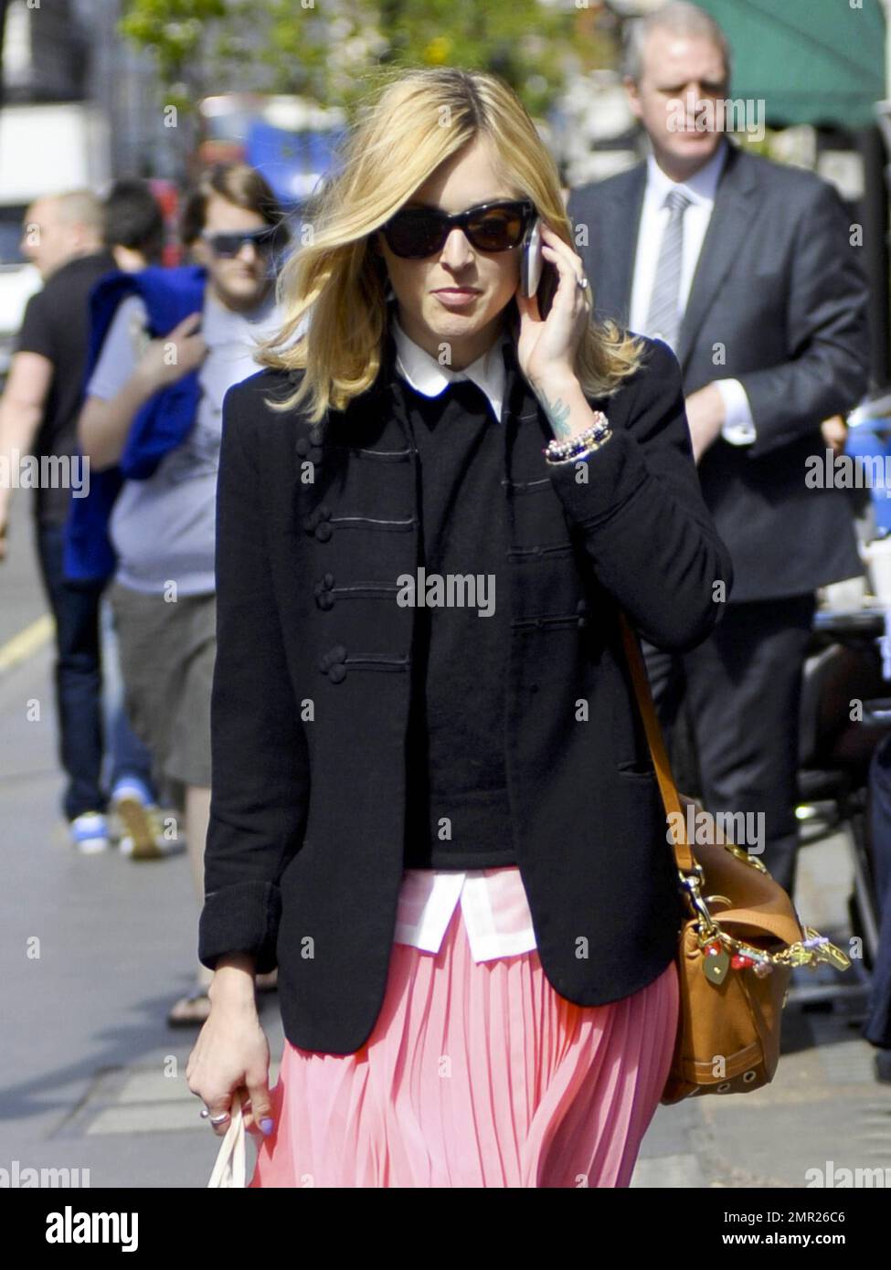 Fearne Cotton looks pretty in a conservative outfit paired with a ...