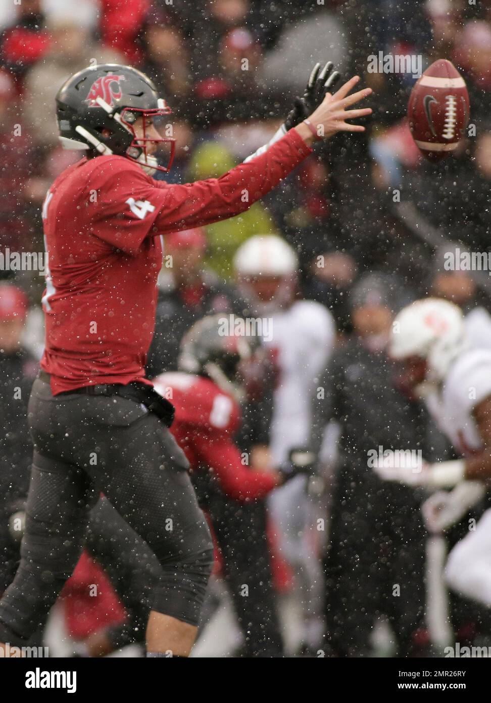 Washington State quarterback Luke Falk (4) takes a snap during the ...