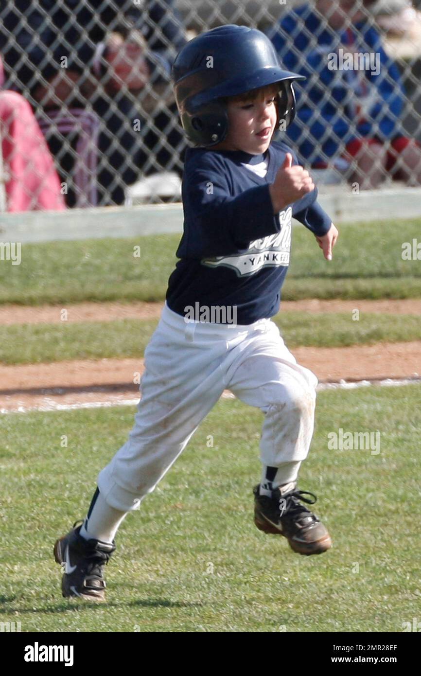 Kevin Federline gets hands on with his son Sean Preston's little league ...