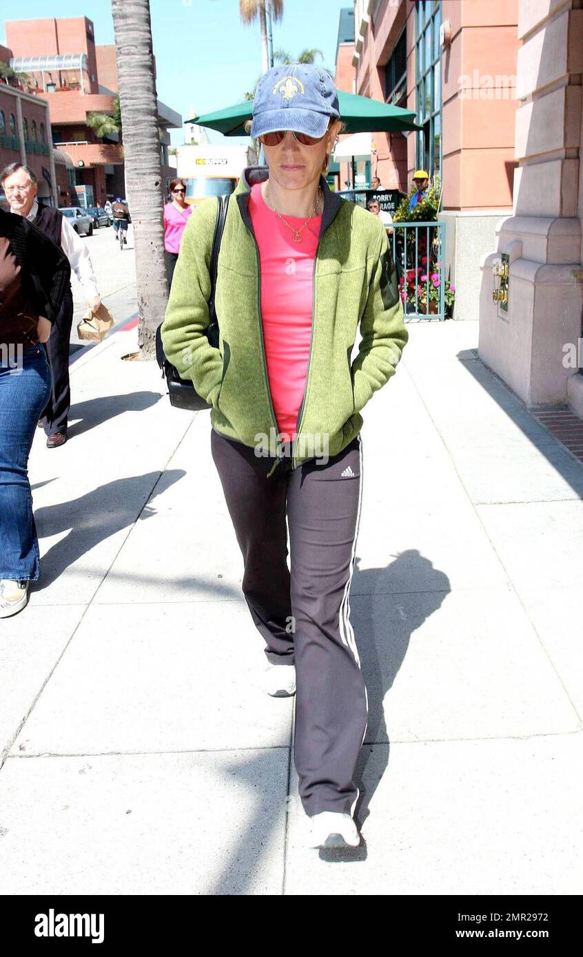 A dressed-down Felicity Huffman went incognito this morning in Beverly ...