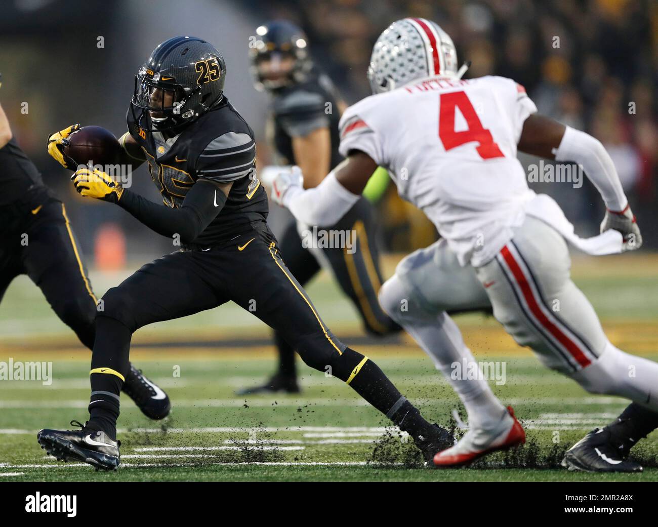 Iowa running back Akrum Wadley (25) runs from Ohio State cornerback ...