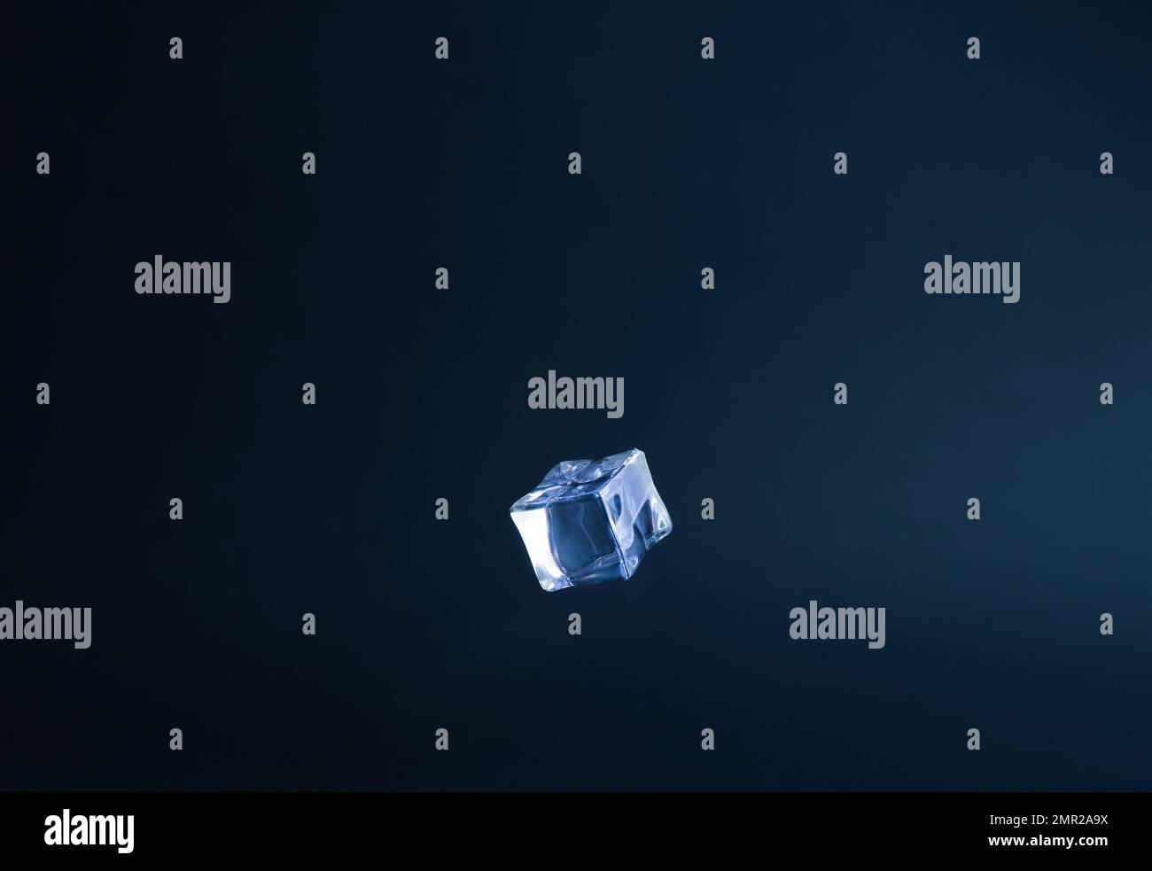 Dark blue ice cube background hi-res stock photography and images - Alamy