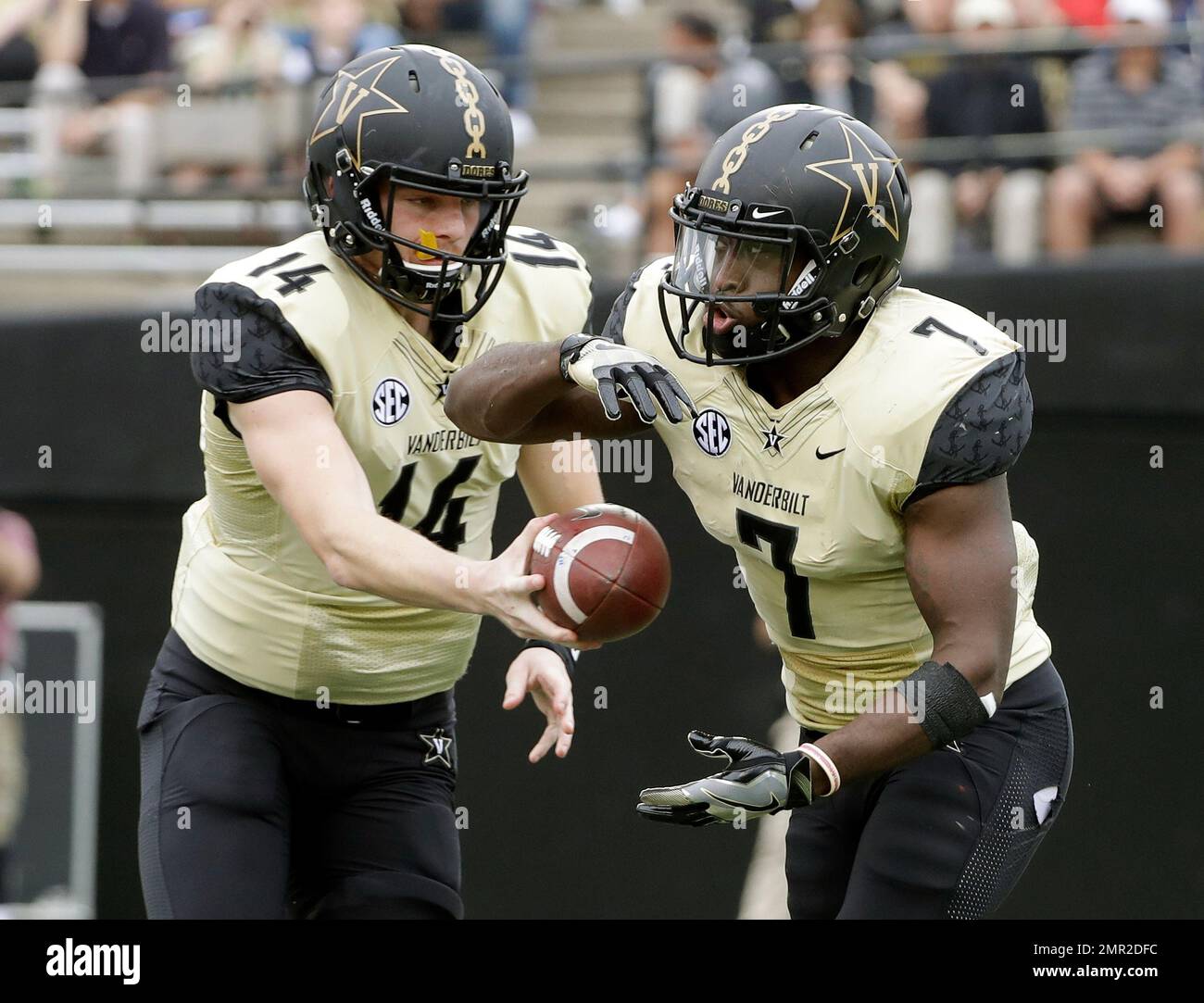 Vanderbilt quarterback Kyle Shurmur (14) hands off to running back ...