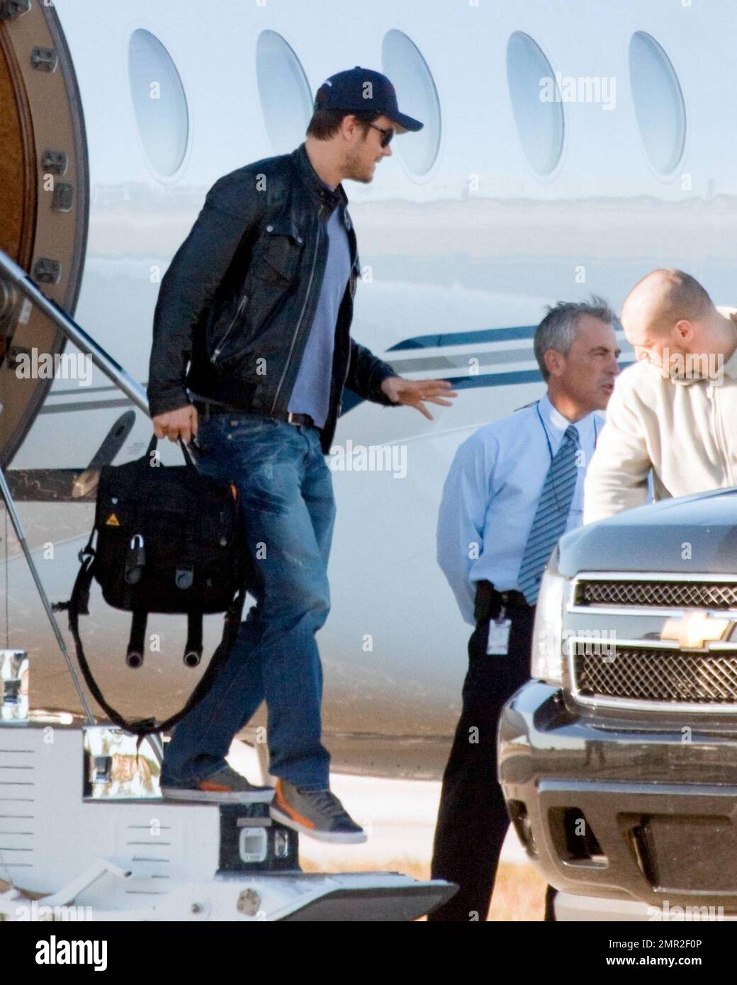 EXCLUSIVE!! Fergie chose some killer high heels for her flight on a ...