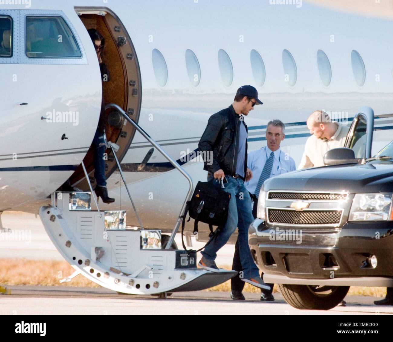 EXCLUSIVE!! Fergie chose some killer high heels for her flight on a ...