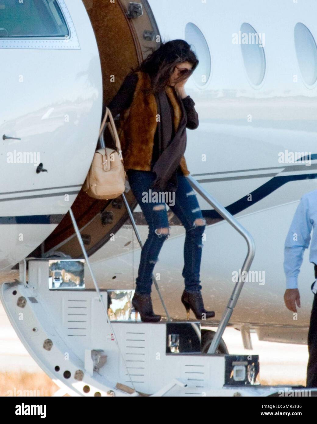 EXCLUSIVE!! Fergie chose some killer high heels for her flight on a ...