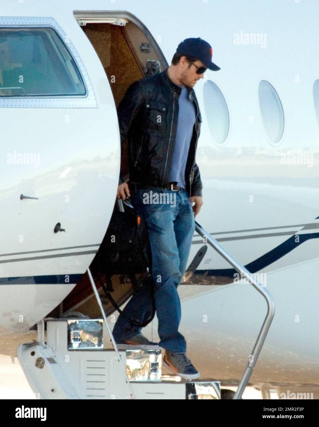 EXCLUSIVE!! Fergie chose some killer high heels for her flight on a ...