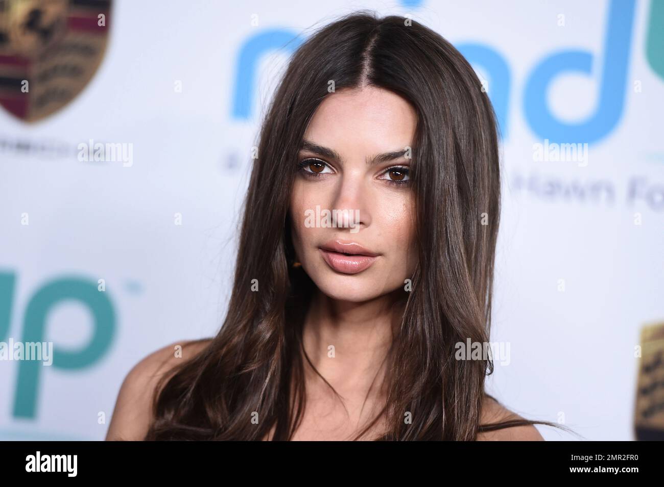 Emily Ratajkowski arrives at the 2017 Goldie's Love In For Kids at a ...