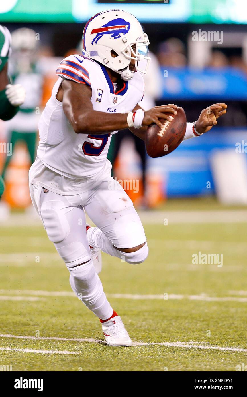 Buffalo Bills quarterback Tyrod Taylor (5) scrambles against the New ...