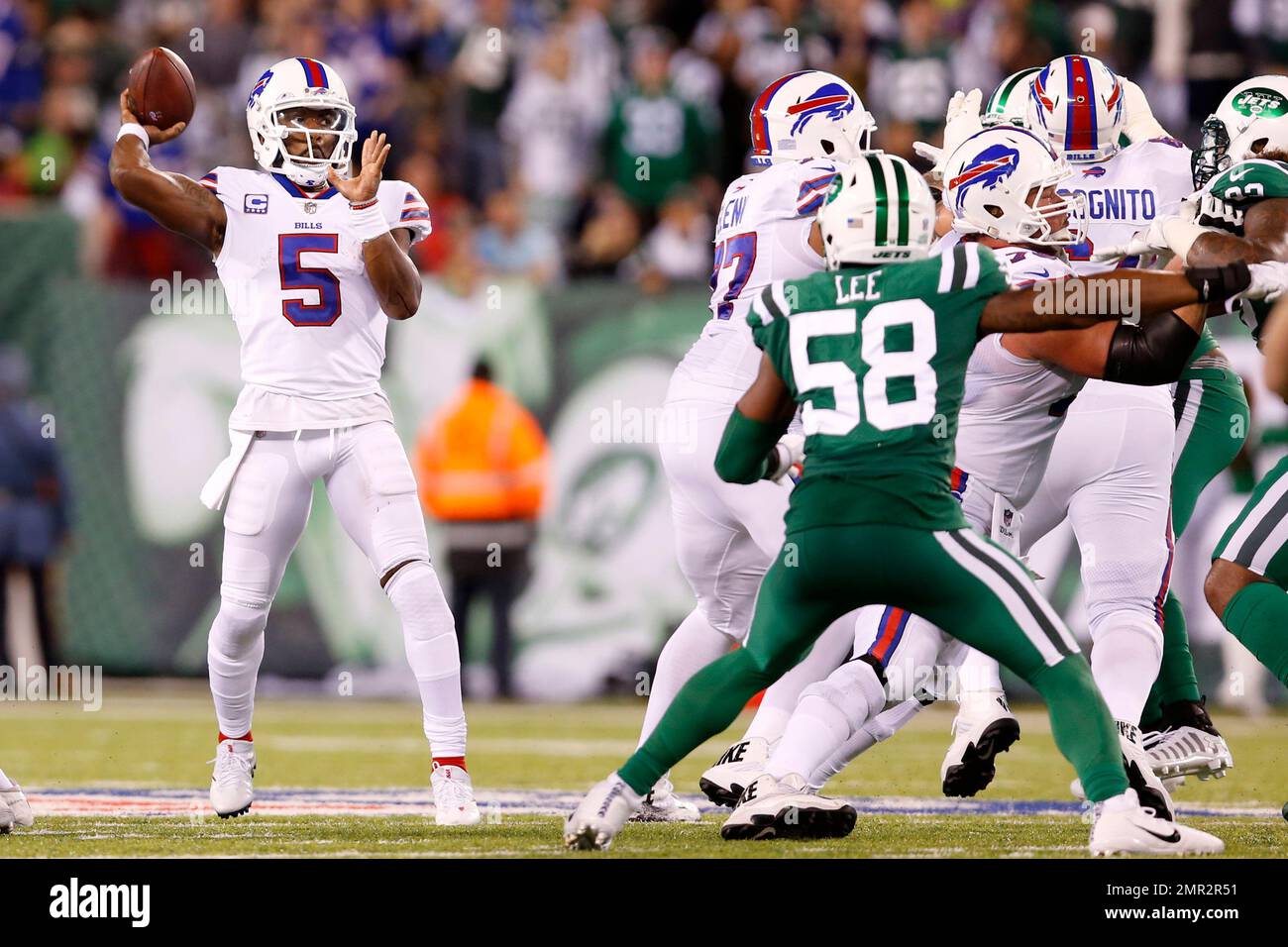Buffalo Bills quarterback Tyrod Taylor (5) throws a pass against the ...