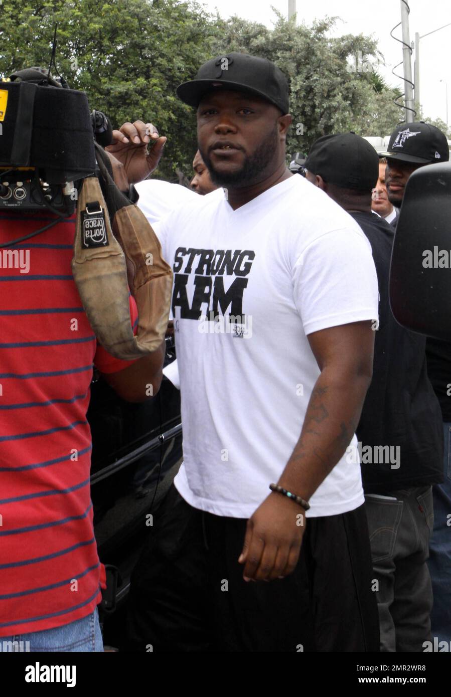 EXCLUSIVE!! Rapper Flo Rida is met by seven bodyguards and a bail ...