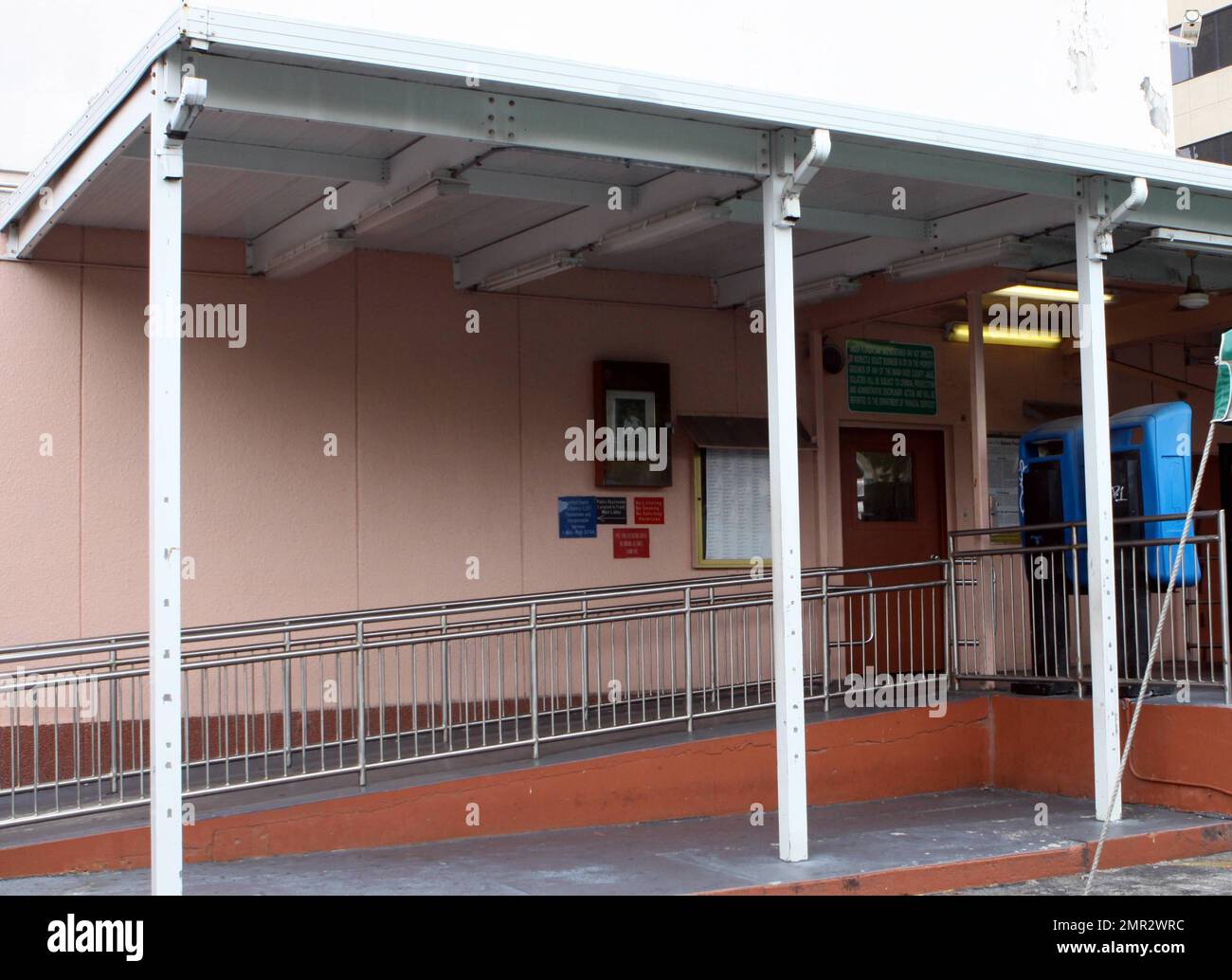 EXCLUSIVE!! Rapper Flo Rida is met by seven bodyguards and a bail ...