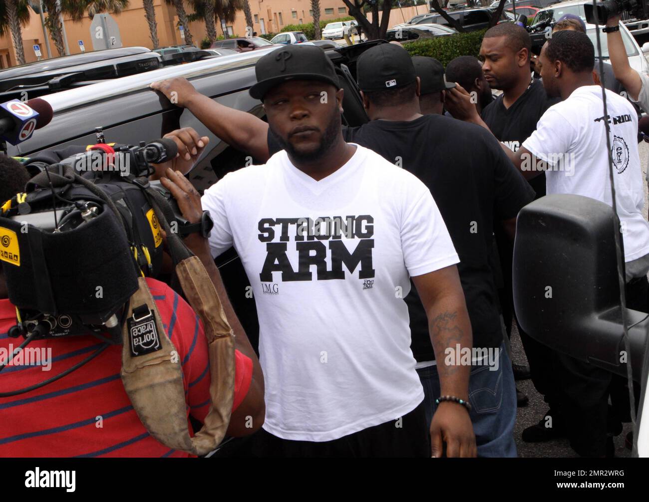 EXCLUSIVE!! Rapper Flo Rida is met by seven bodyguards and a bail ...