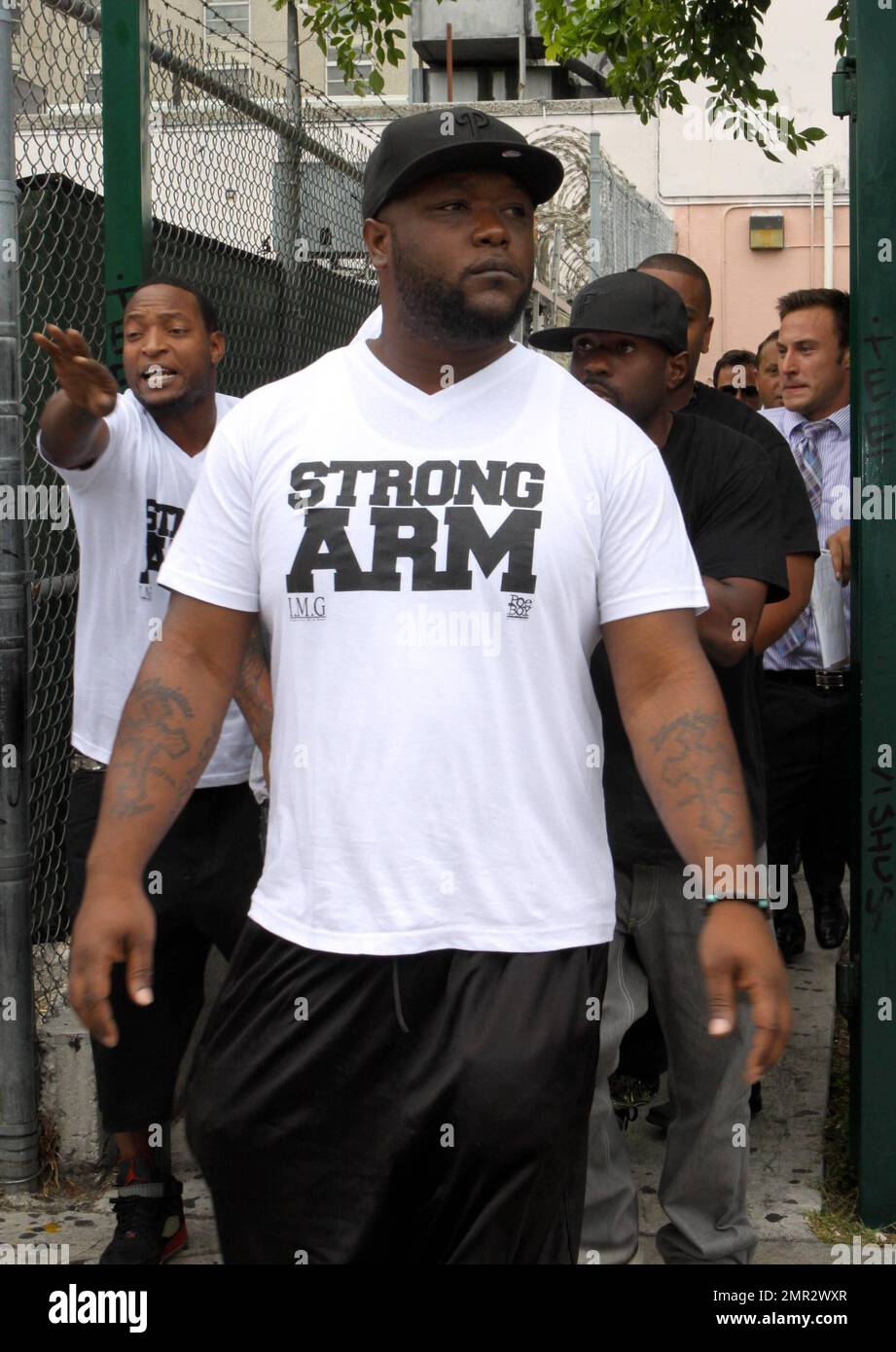 EXCLUSIVE!! Rapper Flo Rida is met by seven bodyguards and a bail ...