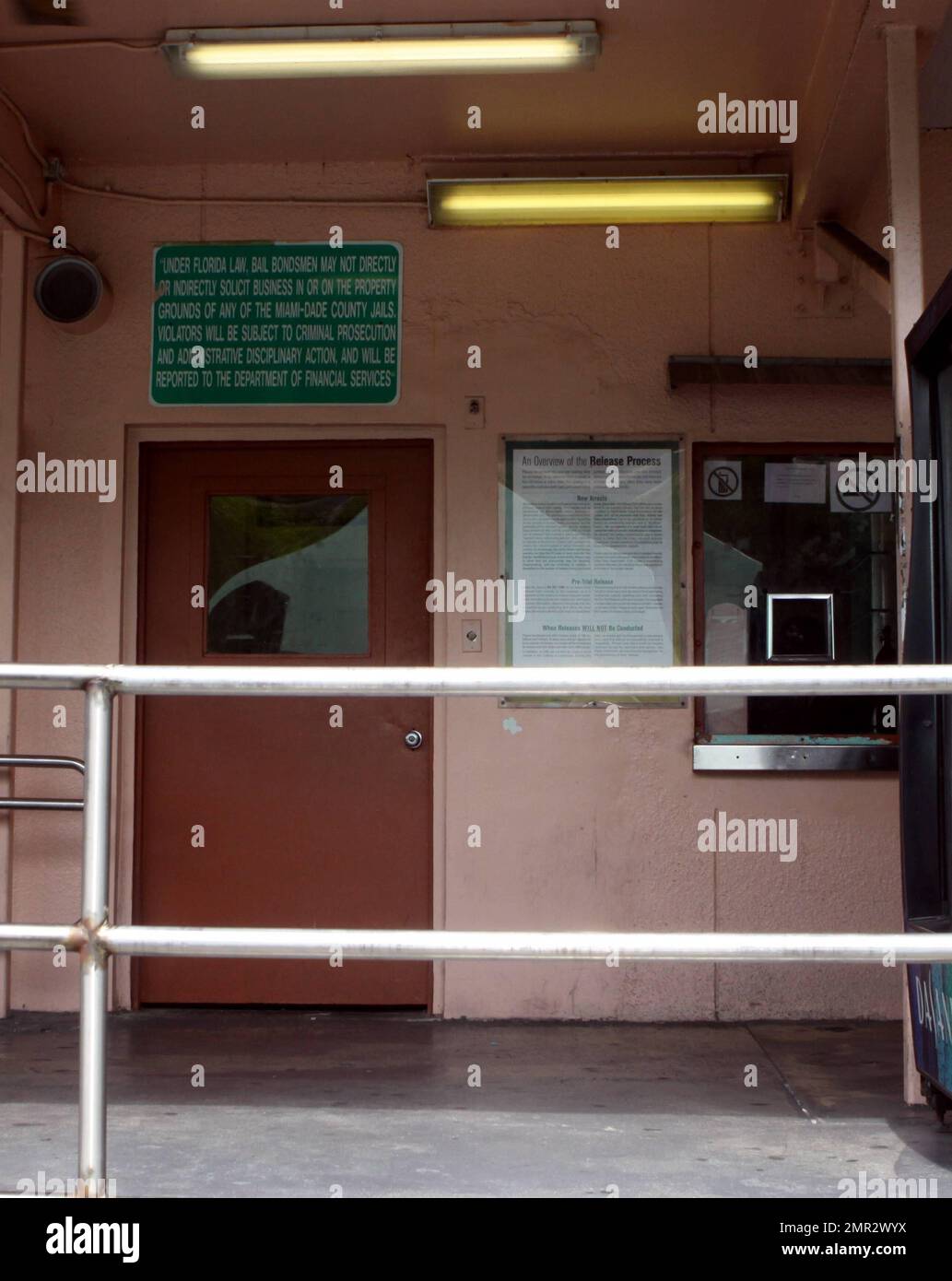 EXCLUSIVE!! Rapper Flo Rida is met by seven bodyguards and a bail ...