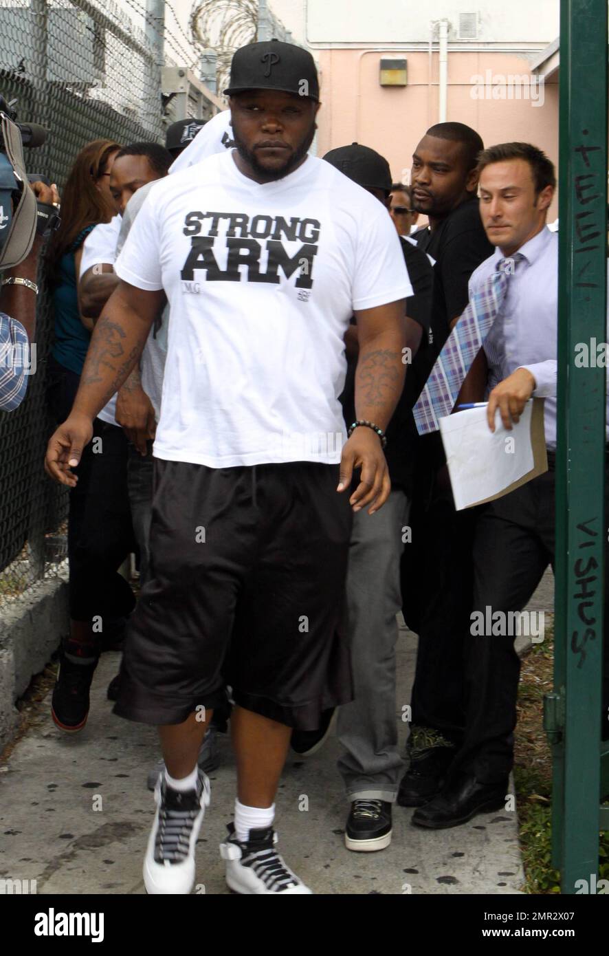 EXCLUSIVE!! Rapper Flo Rida is met by seven bodyguards and a bail ...