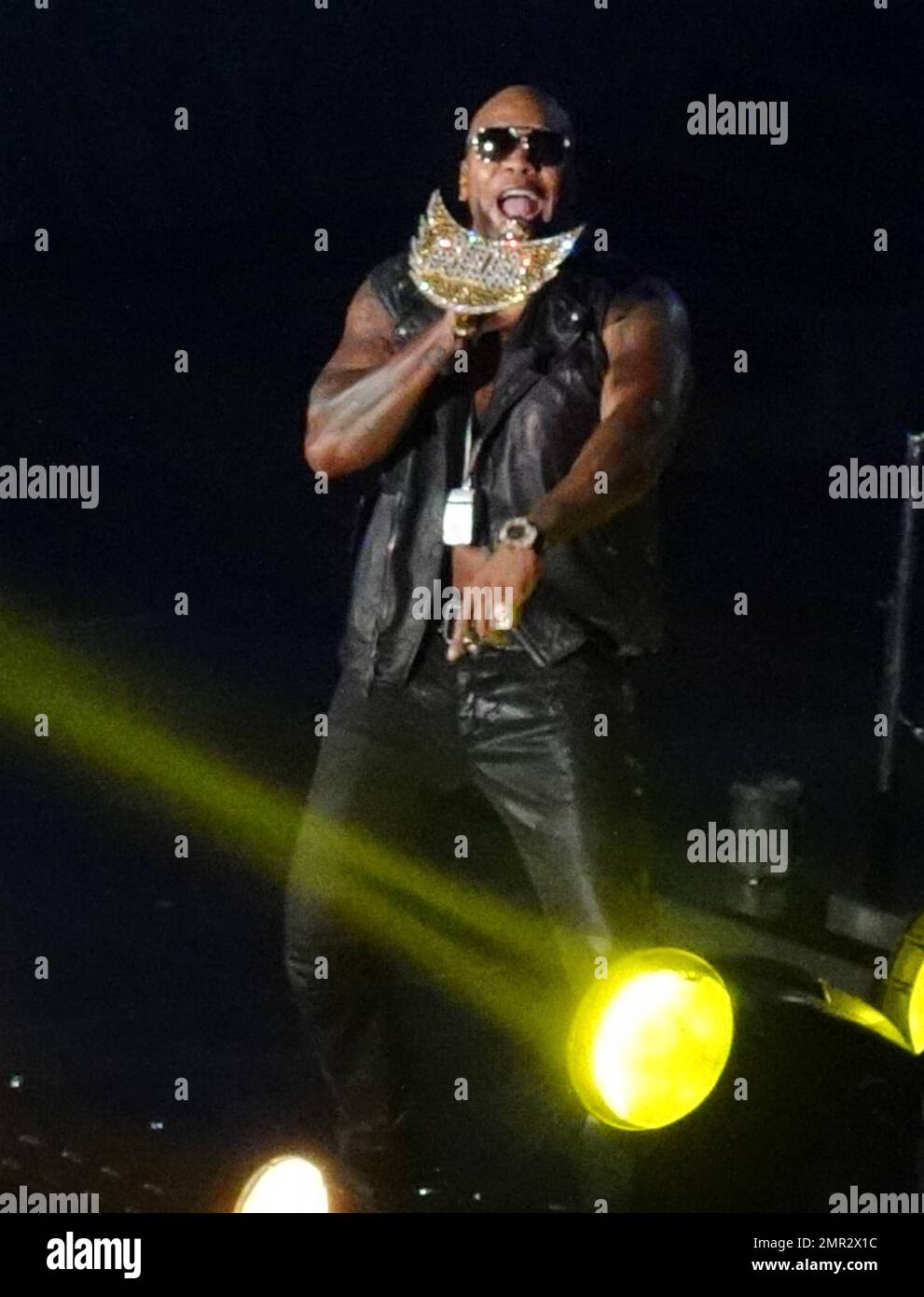 EXCLUSIVE!! Flo Rida surprises Jennifer Lopez on stage while she ...