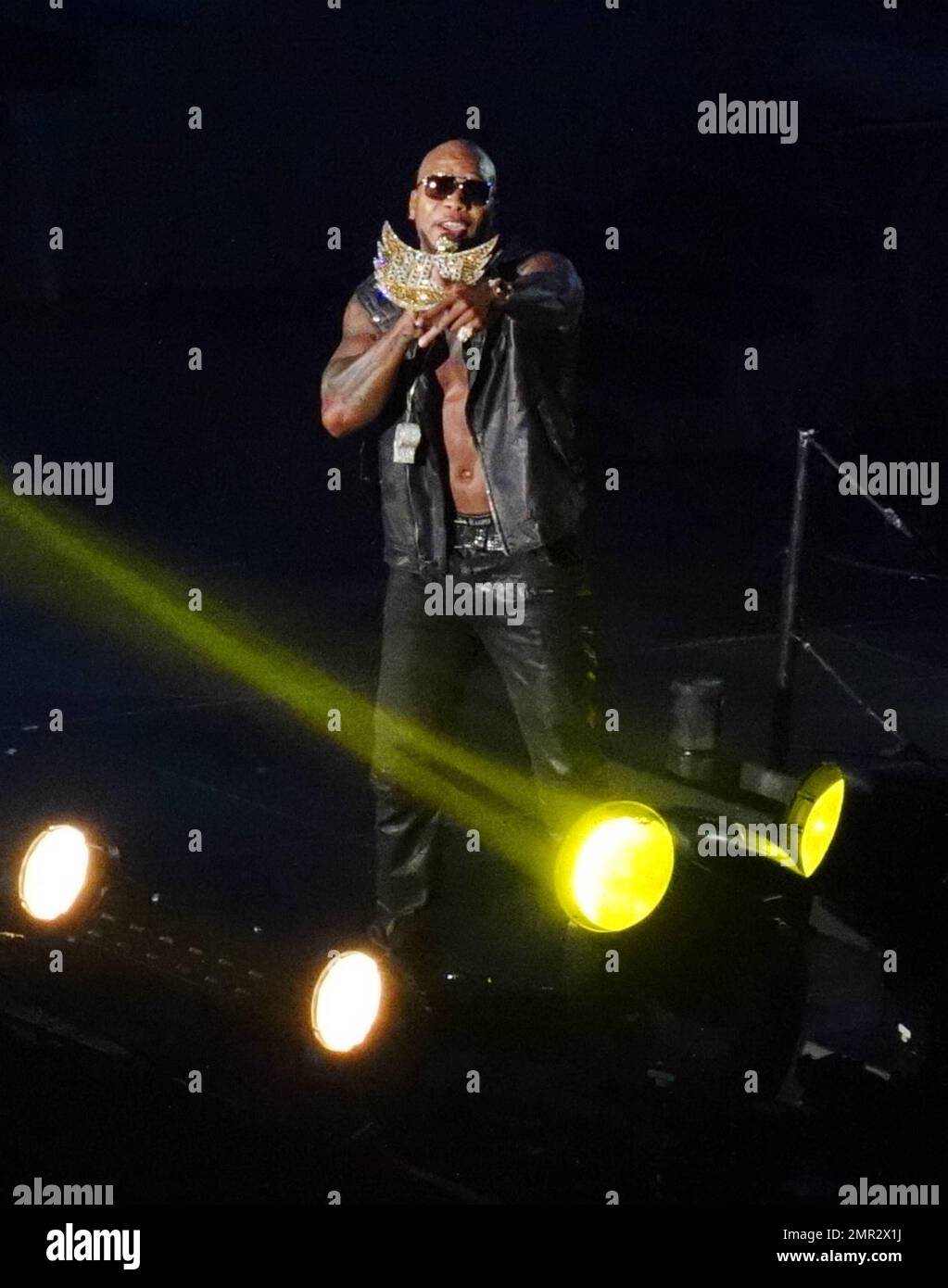 EXCLUSIVE!! Flo Rida surprises Jennifer Lopez on stage while she ...