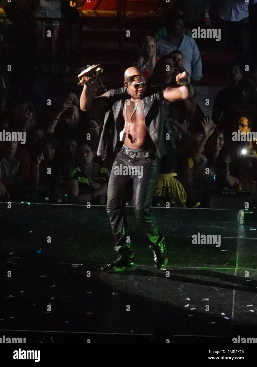 EXCLUSIVE!! Flo Rida surprises Jennifer Lopez on stage while she ...