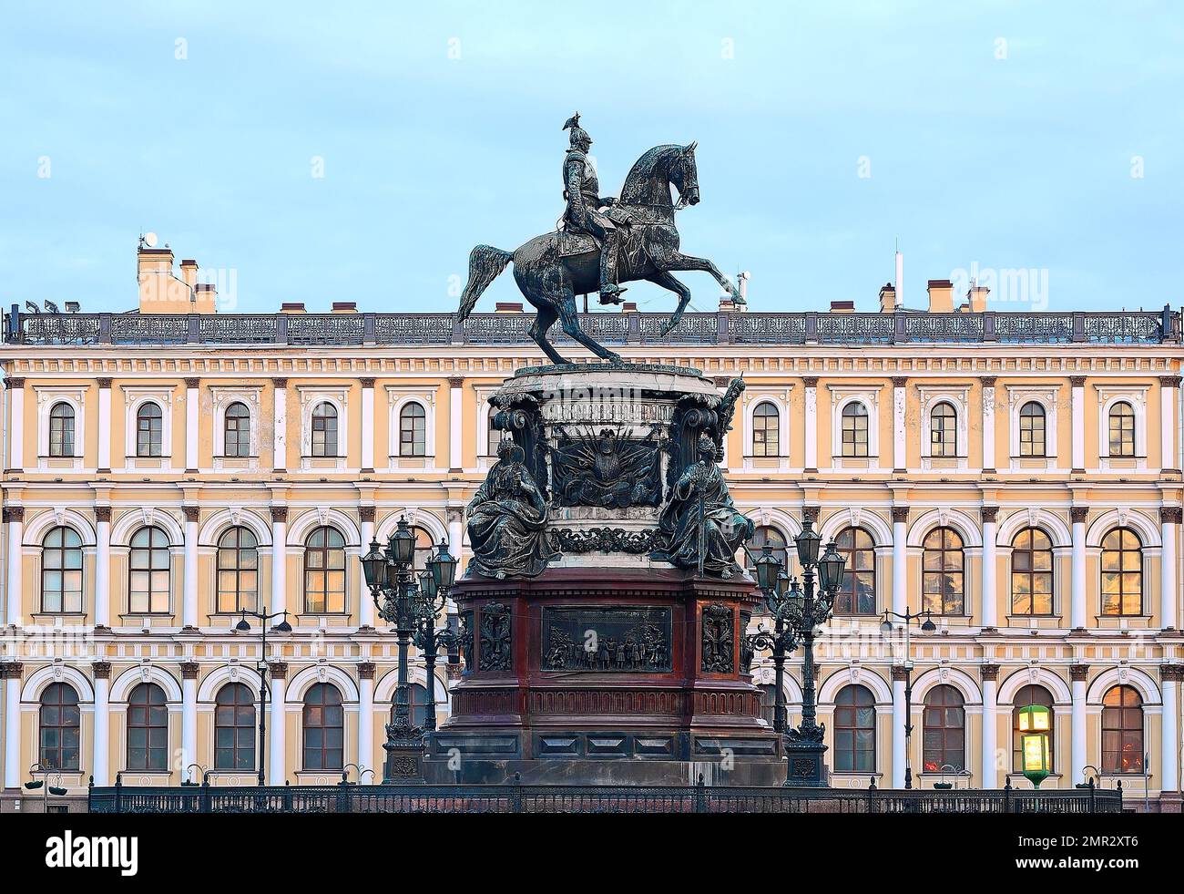 Statue in front of a Stock Photo - Alamy