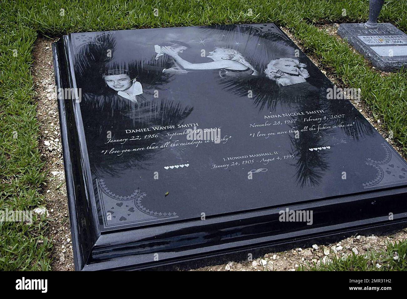 This is the gravestone of Anna Nicole Smith and her sone Daniel Wayne ...