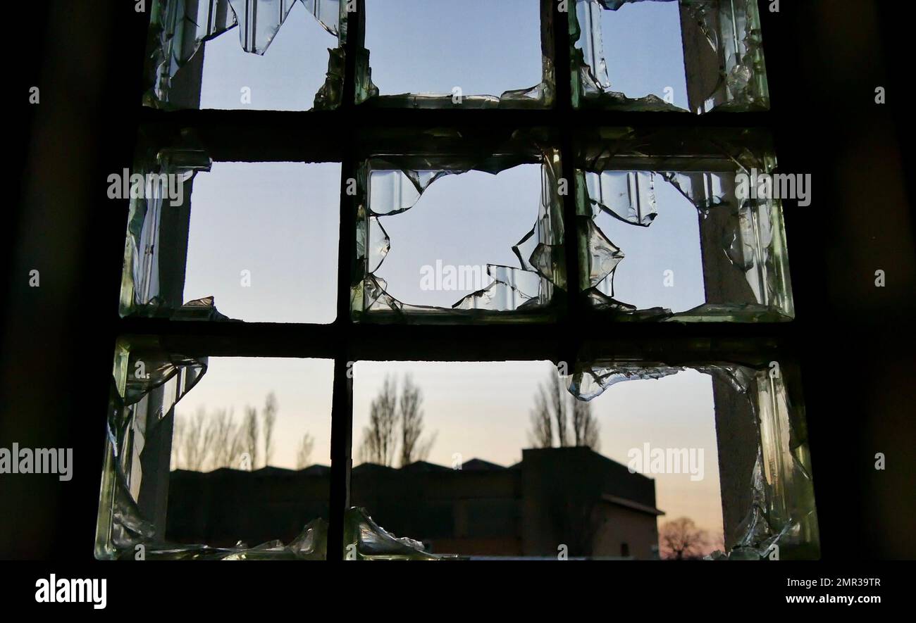 Smashed or broken windows hi-res stock photography and images - Alamy