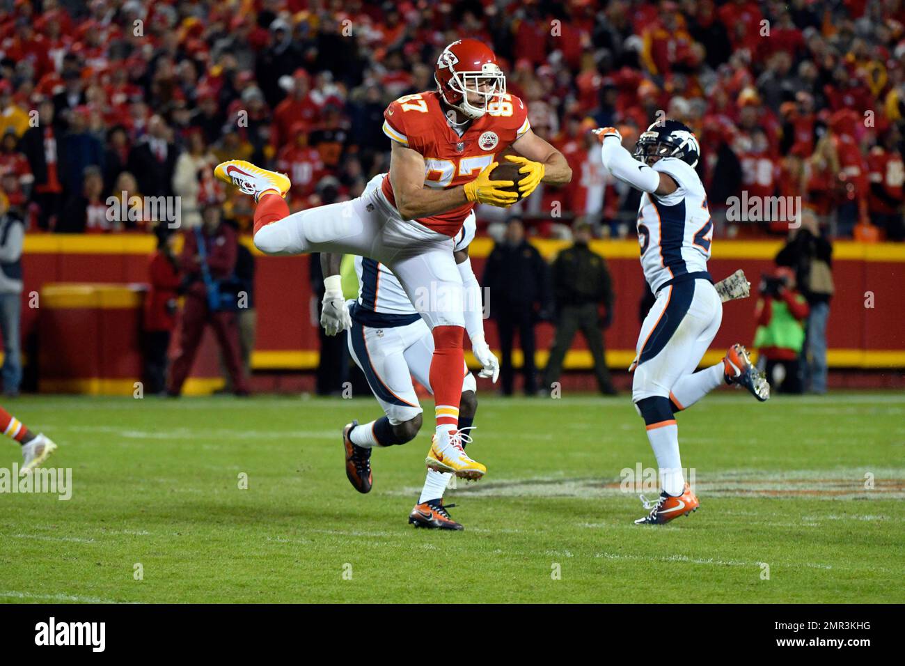 Kansas City Chiefs tight end Travis Kelce (87) makes a catch in front ...