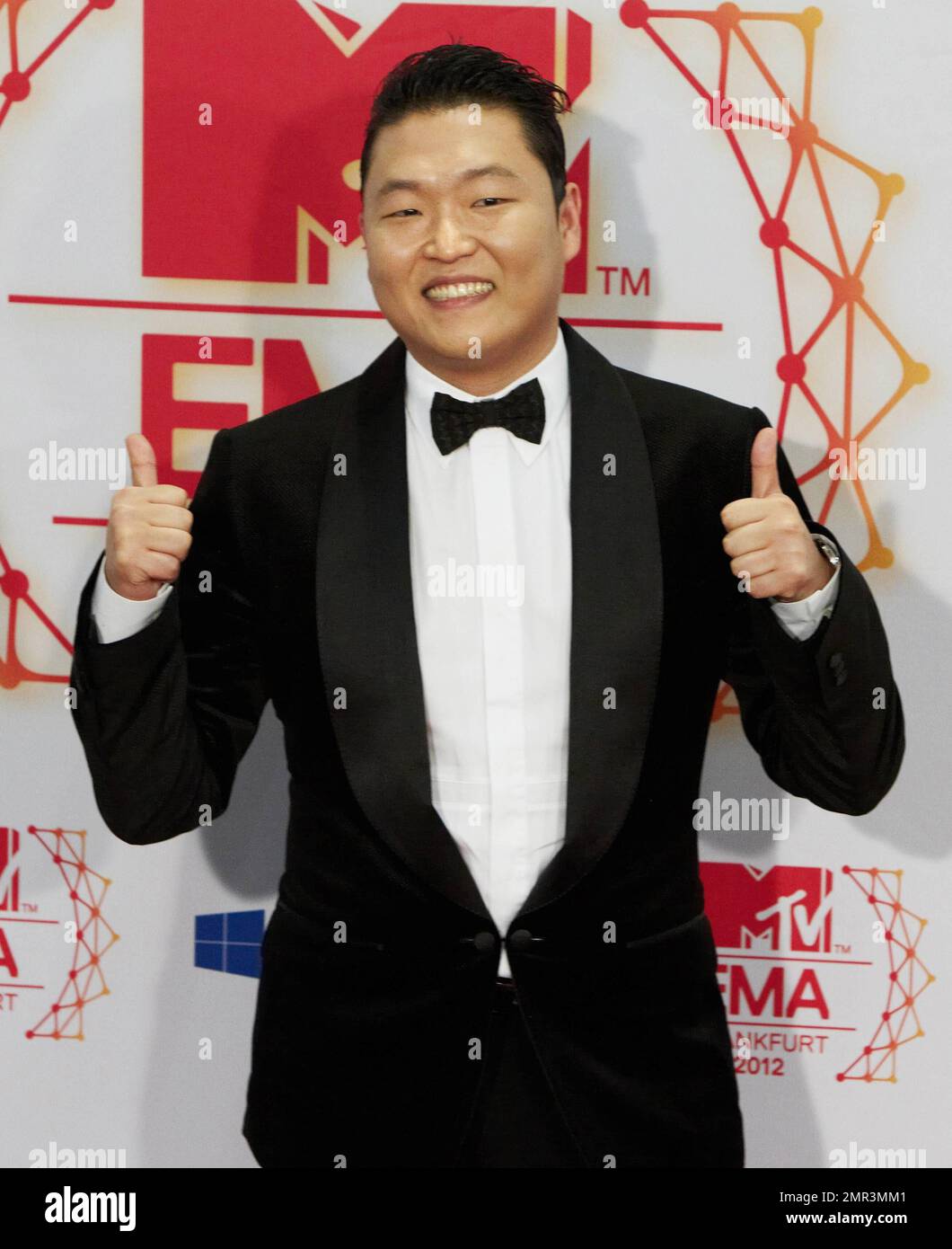 "Gangnam Style" phenomenon Psy takes the Best Video Award at the 2012 ...