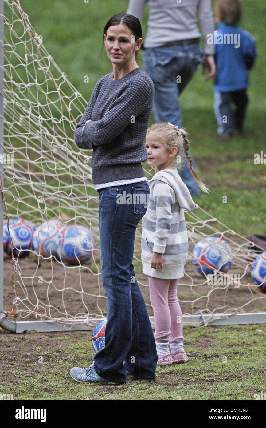 Jennifer Garner takes her two daughters Violet and Seraphina to soccer ...