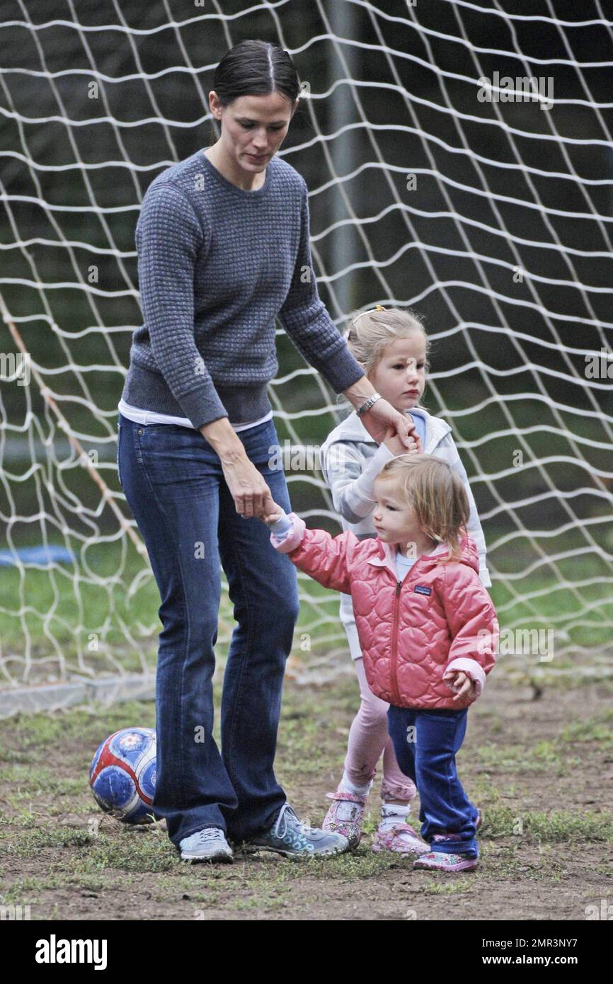 Jennifer Garner takes her two daughters Violet and Seraphina to soccer ...