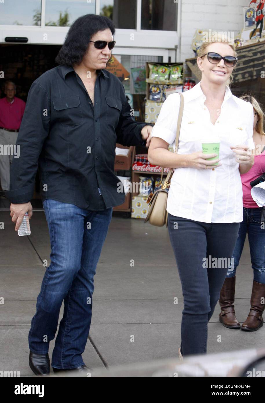 Rocker Gene Simmons sports a black eye as he leaves a local market with ...