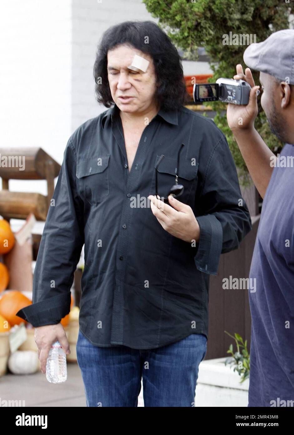 Rocker Gene Simmons sports a black eye as he leaves a local market with ...