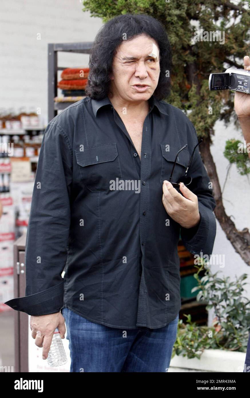 Rocker Gene Simmons sports a black eye as he leaves a local market with ...