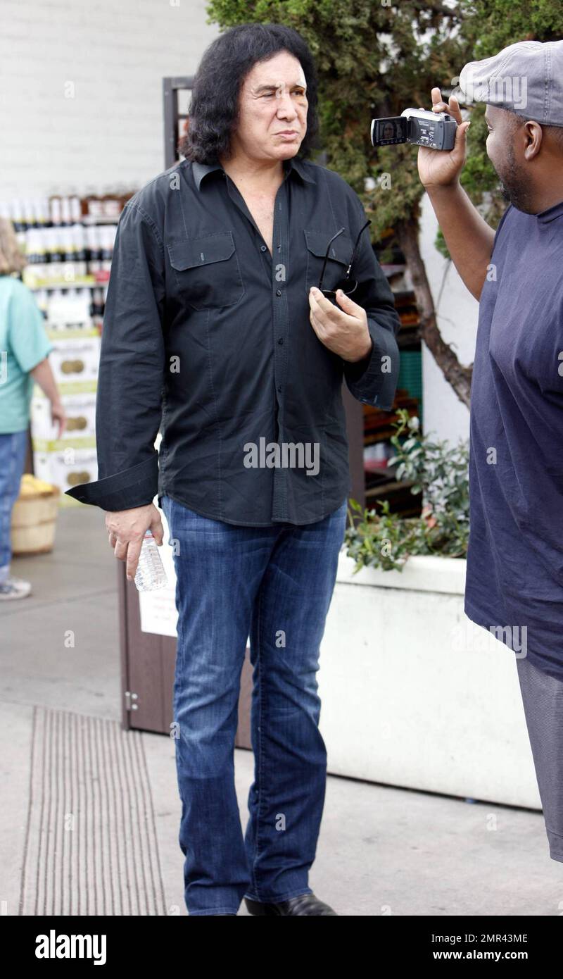 Rocker Gene Simmons sports a black eye as he leaves a local market with ...