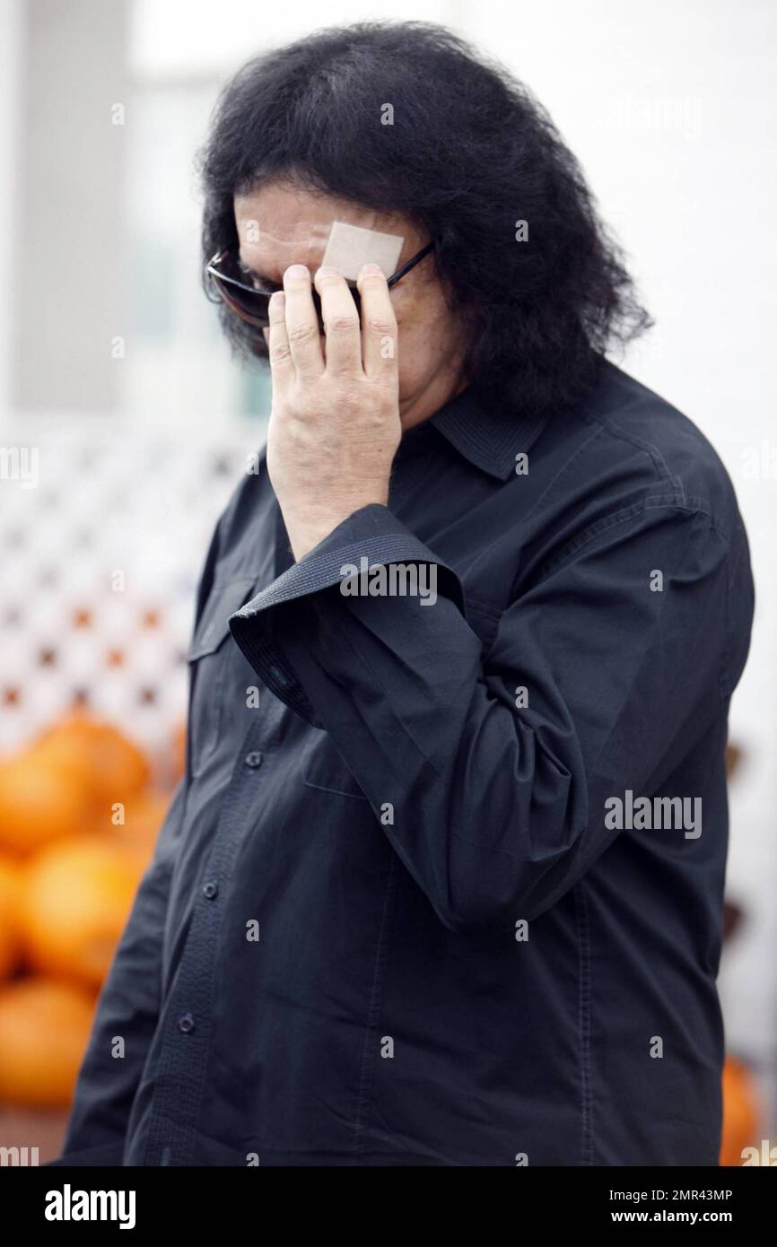 Rocker Gene Simmons sports a black eye as he leaves a local market with ...