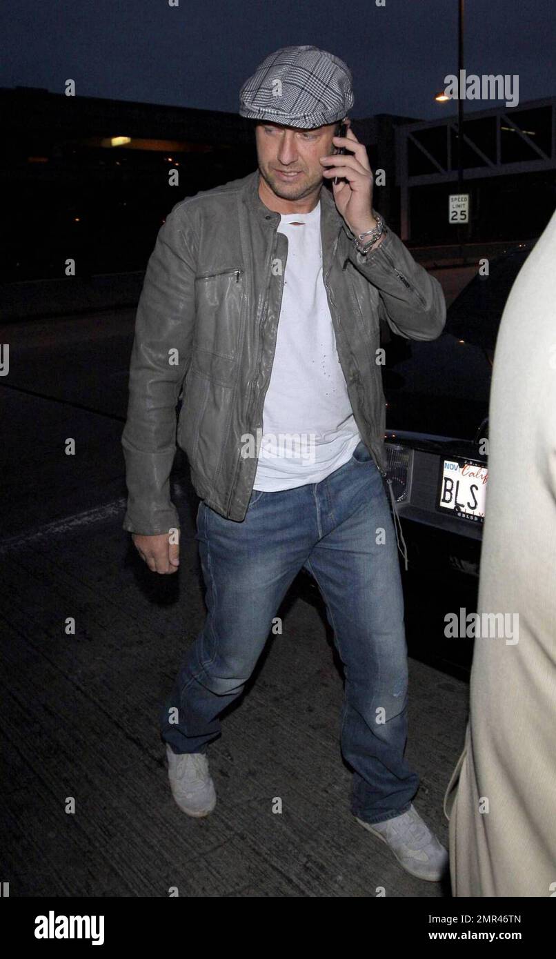 Gerard Butler wears a stylish houndstooth patterned golf hat as he ...