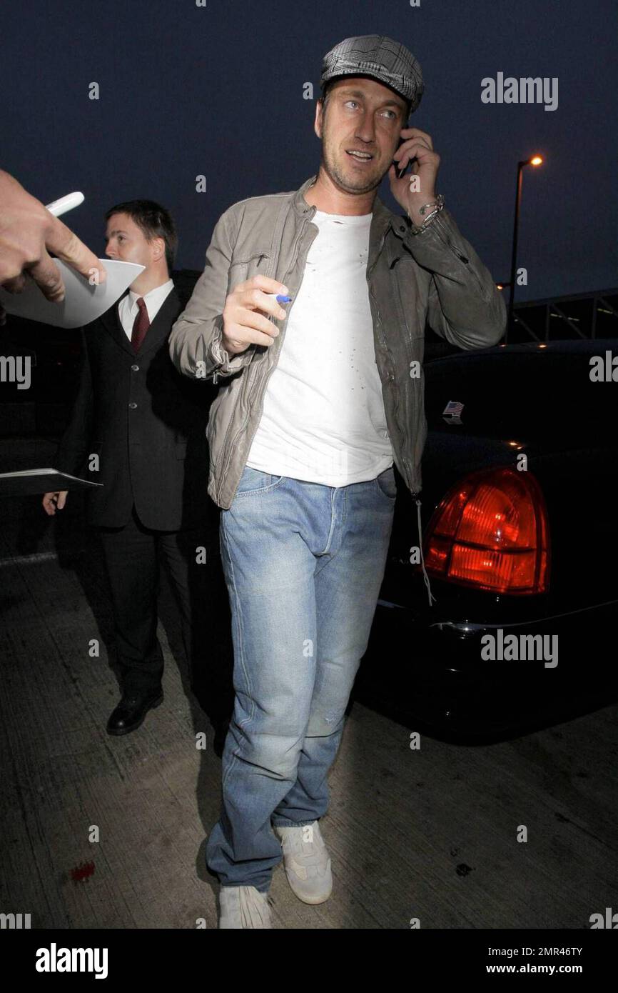 Gerard Butler wears a stylish houndstooth patterned golf hat as he ...