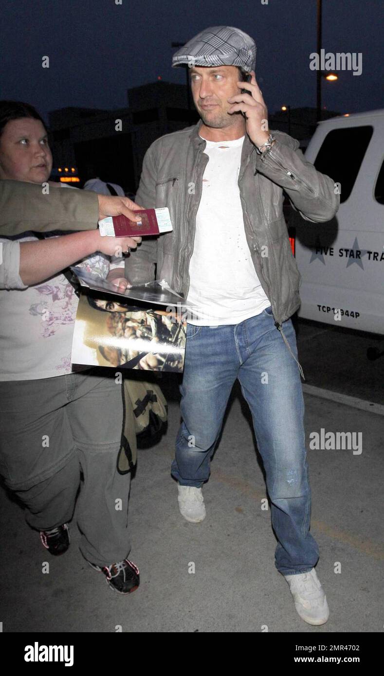 Gerard Butler wears a stylish houndstooth patterned golf hat as he ...