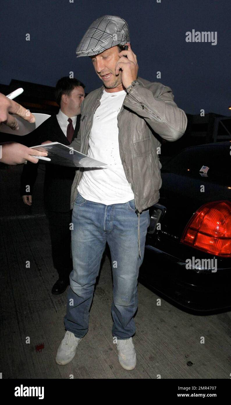 Gerard Butler wears a stylish houndstooth patterned golf hat as he ...