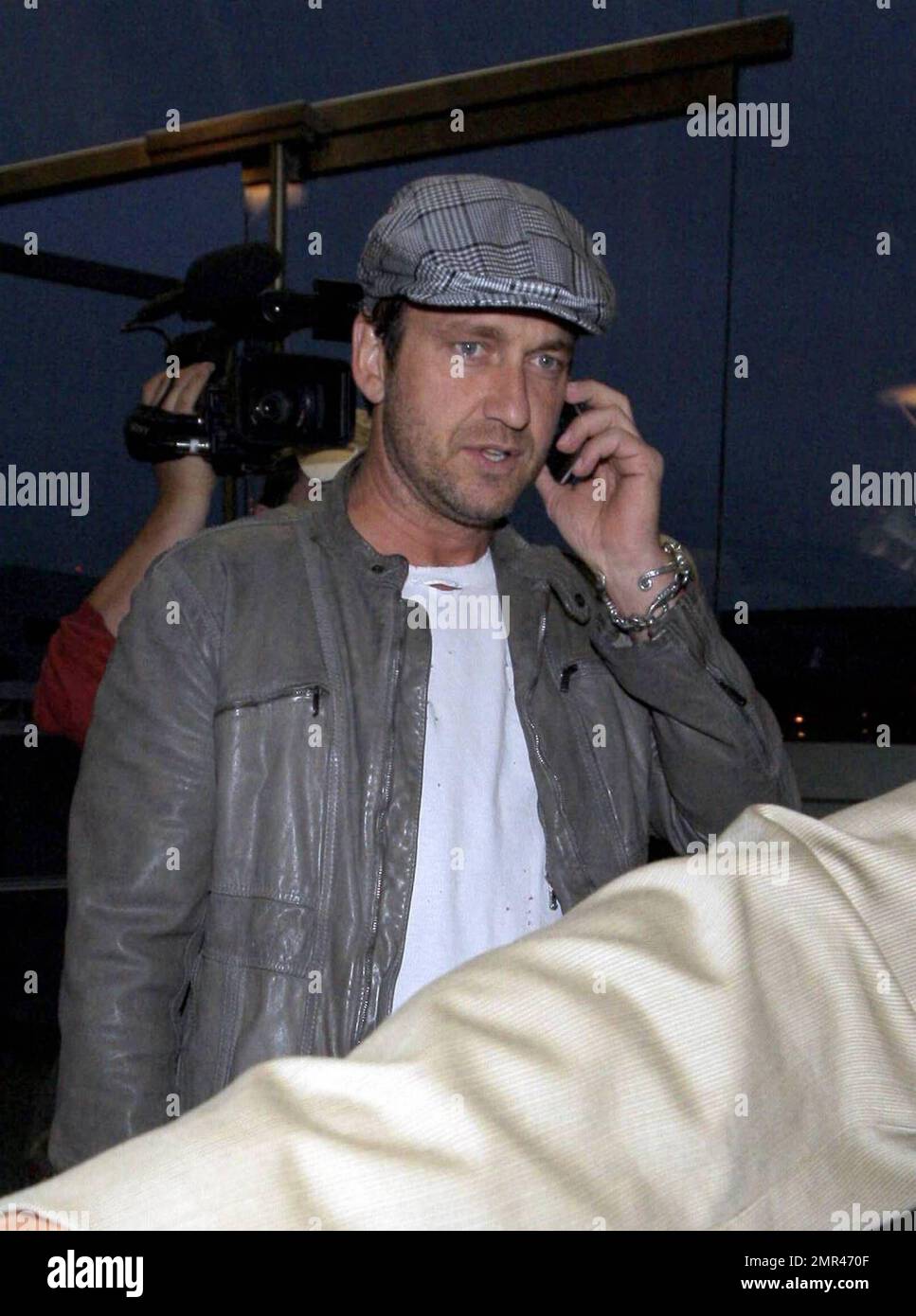 Gerard Butler wears a stylish houndstooth patterned golf hat as he ...