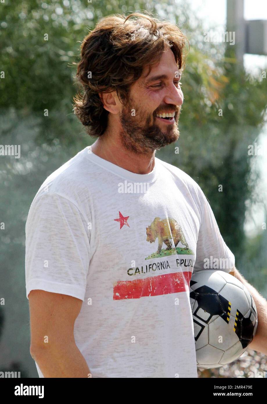 EXCLUSIVE!! Wearing a California Republic t-shirt and carrying along a ...