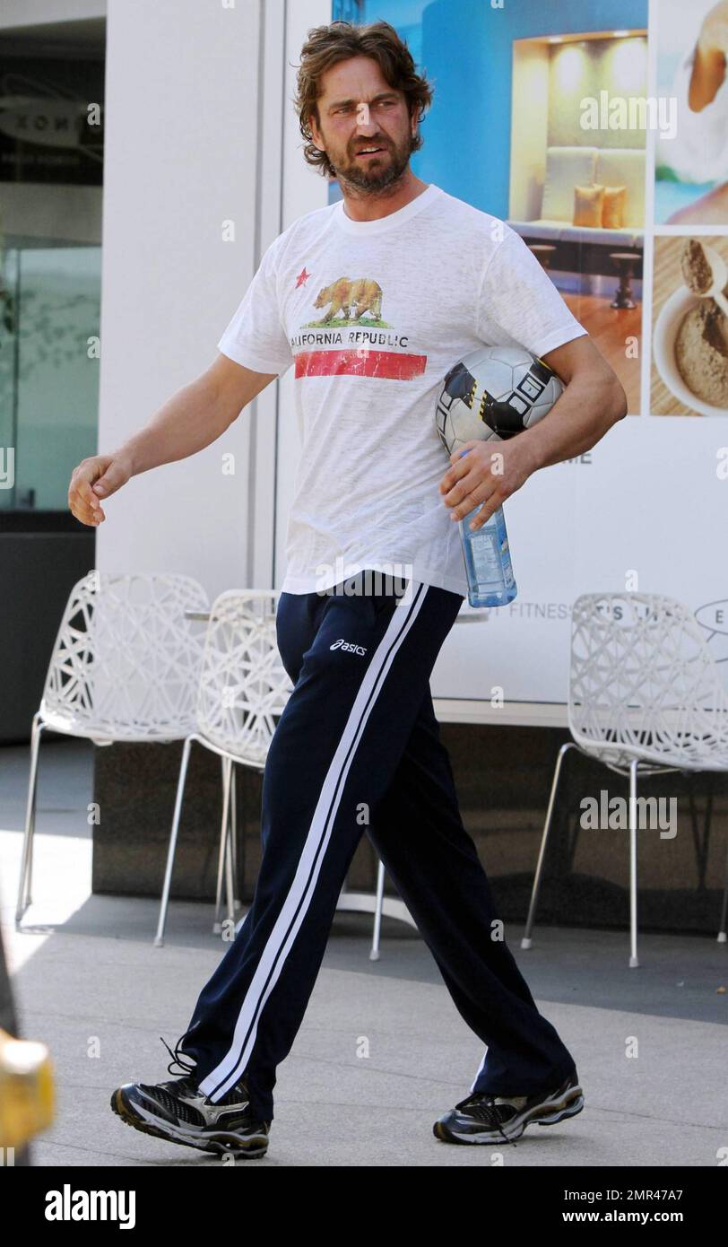 EXCLUSIVE!! Wearing a California Republic t-shirt and carrying along a ...