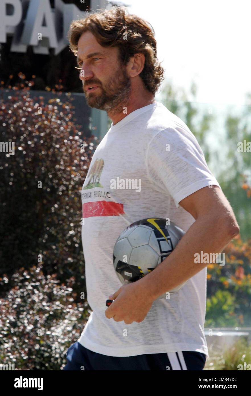 EXCLUSIVE!! Wearing a California Republic t-shirt and carrying along a ...