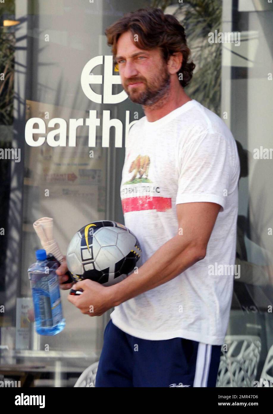 EXCLUSIVE!! Wearing a California Republic t-shirt and carrying along a ...