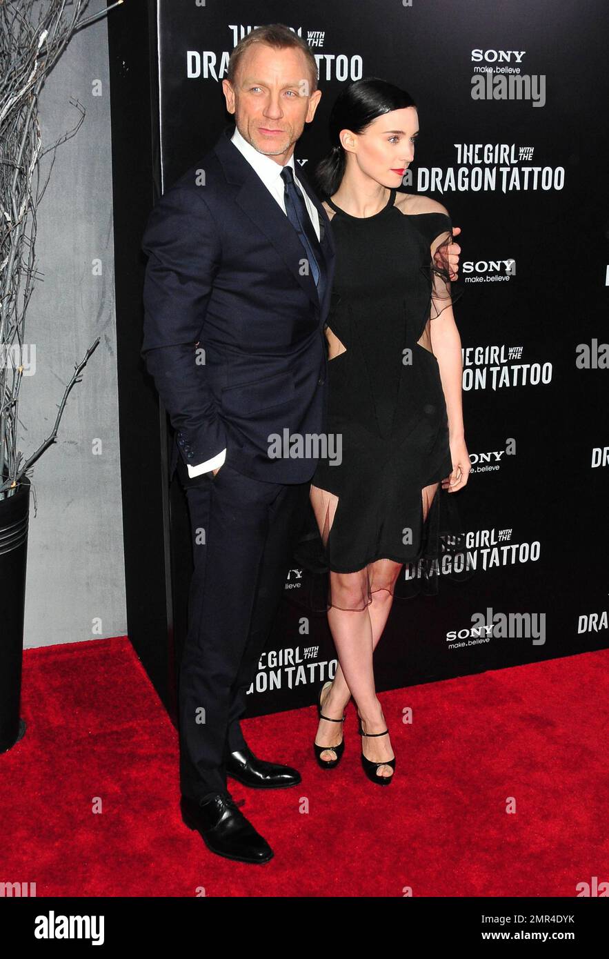 Daniel craig white suit hi-res stock photography and images - Alamy
